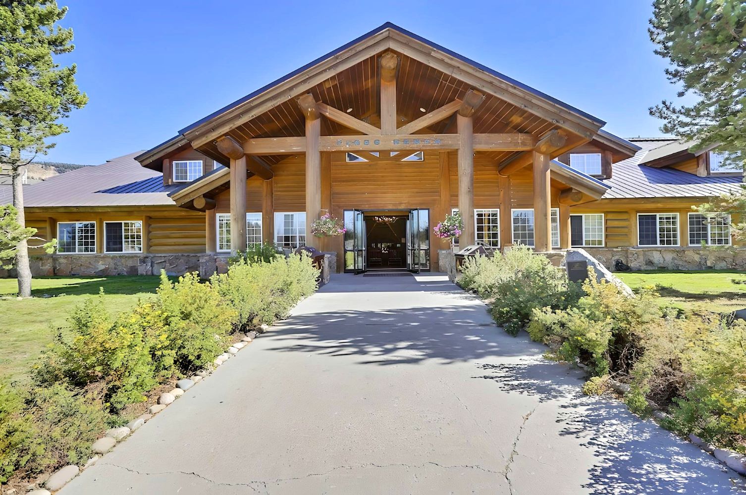 Headwaters Lodge & Cabins at Flagg Ranch